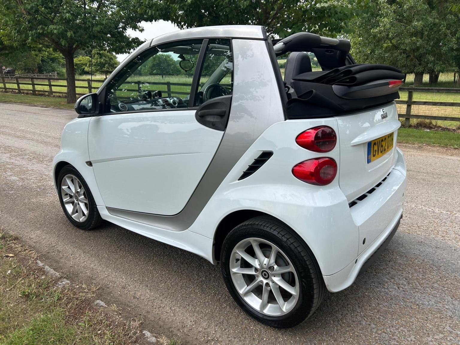 Used SMART FORTWO 2013 White for sale - £4240 in Ongar, Essex | John ...